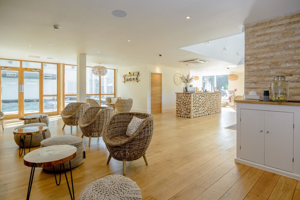 Mallards Way - ML01 - HOT TUB - Lakeside Spa - Somerford Keynes | Vrbo