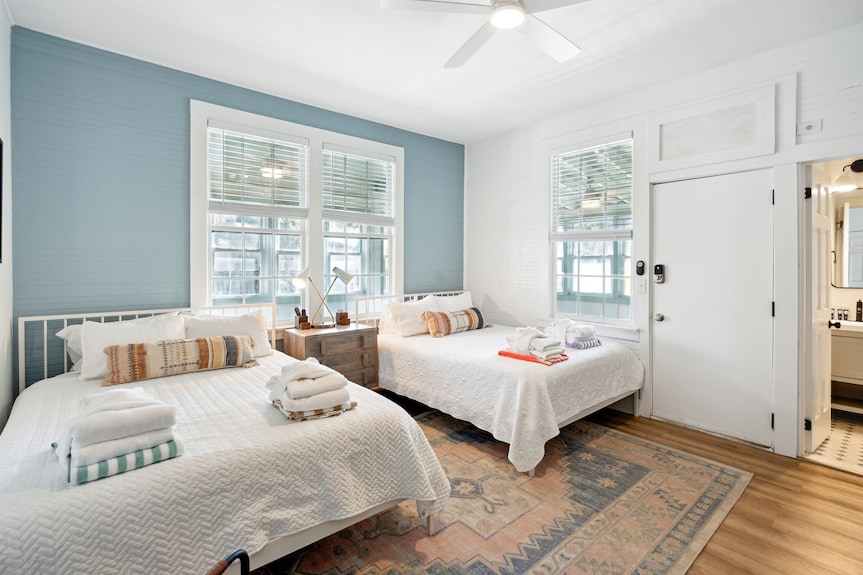 Folliday Inn- The Aquarama- Room 33, Large Pool, 1 Pet W/fee - Kiawah Island, SC