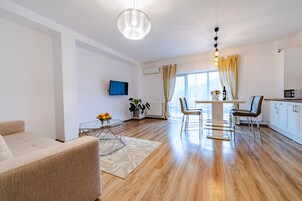 Apartamento Clássico | Casa de banho | Uma combinação polibã/banheira, um secador de cabelo 