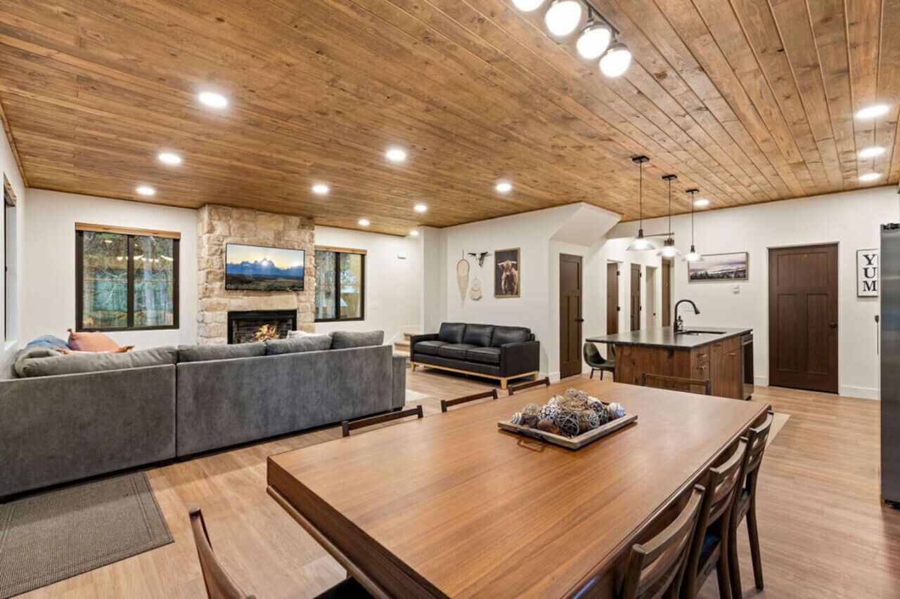 Moody Moose Manor | Sauna - Hot Tub - Arcade - Sleeps 18 - Island Park, ID