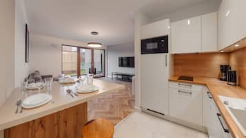 Apartamento (16) | Kitchenette privada | Um frigorífico, um micro-ondas, uma placa de cozinha