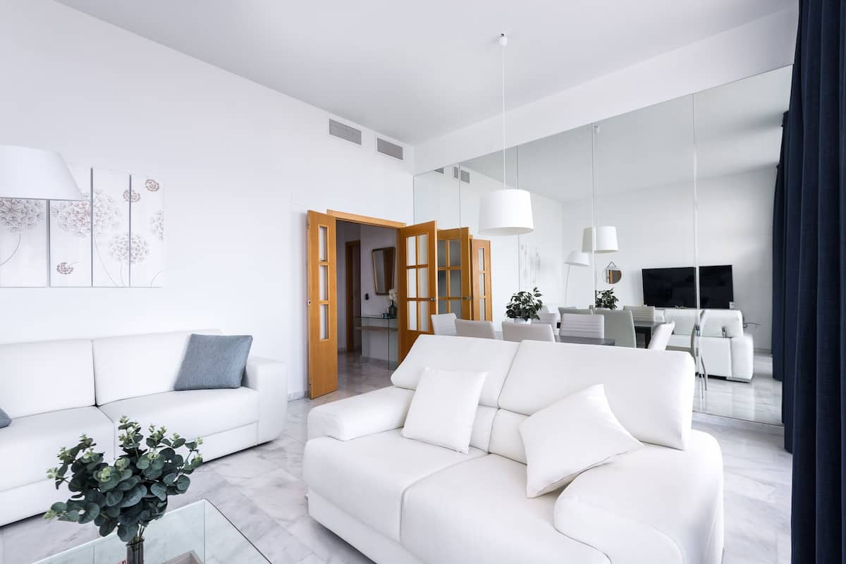 Apartamento Design, 3 quartos, vista para o mar | Sala | Televisor de ecrã plano de 55 polegadas com canais digitais