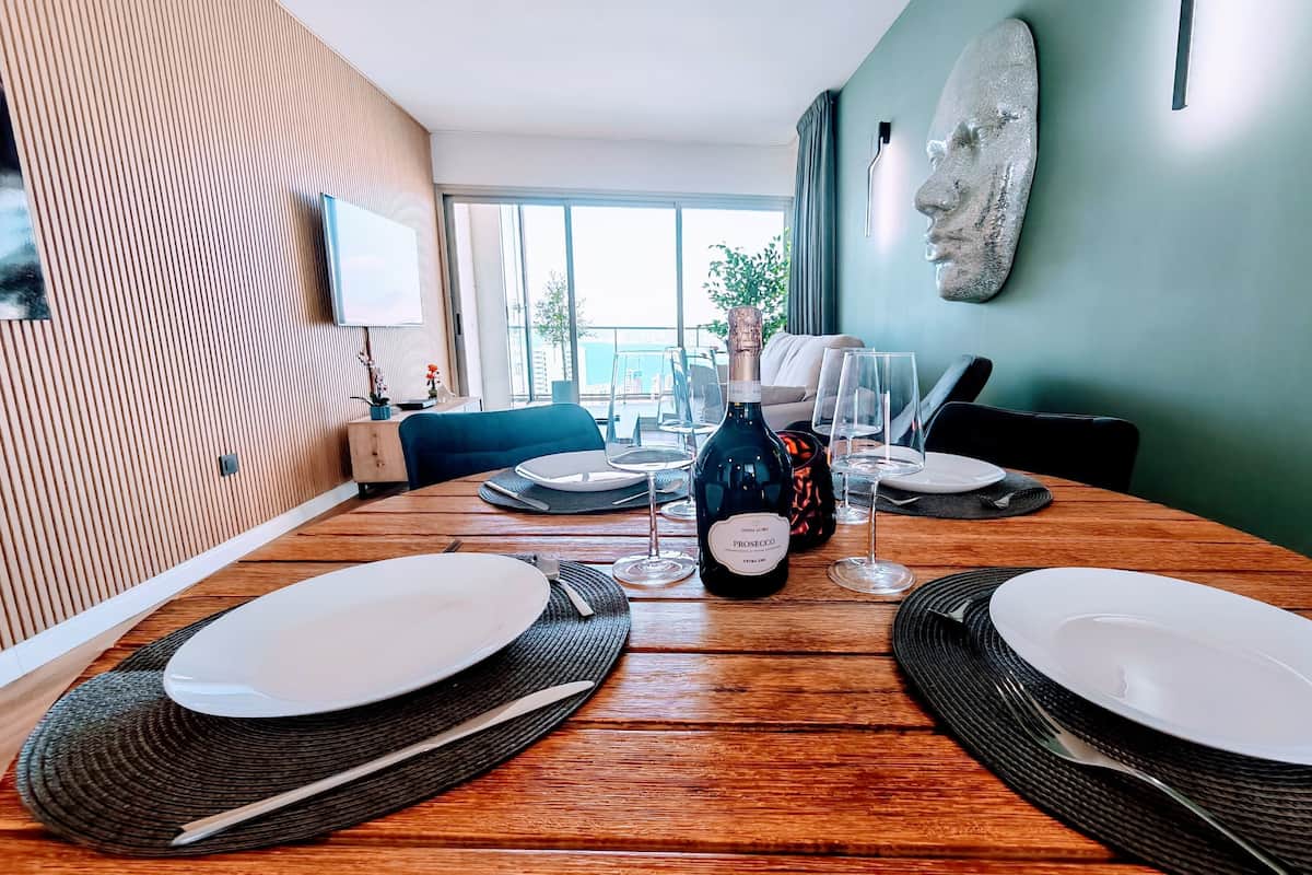 Apartamento Design, vista para o mar | Sala de estar | Televisor de ecrã plano de 55 polegadas com canais digitais