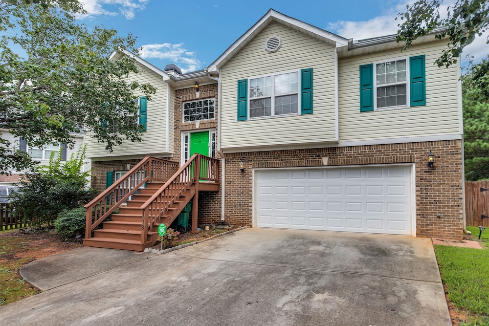 Atlanta Retreat W/ 2-car Garage, Fenced Yard 6 Bedroom Home By Redawning - Griffin, GA