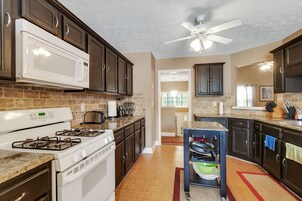 Casa, 6 quartos | Cozinha privada | Cafeteira/chaleira, geladeira, fogão, torradeira