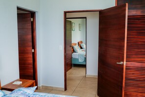 Casa, 3 quartos | 3 quartos, secretária, secretária adequada para computadores portáteis 