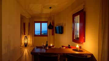 Superb Suite with Private Pool - Hot Tub and Sea View | Sala de estar | Smart TV de 42 polegadas com canais por cabo