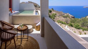 Uma varanda com piscina, cadeiras e uma mesa.