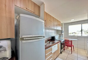 Apartamento clássico | Cozinha privada | Talheres/pratos/utensílios de cozinha