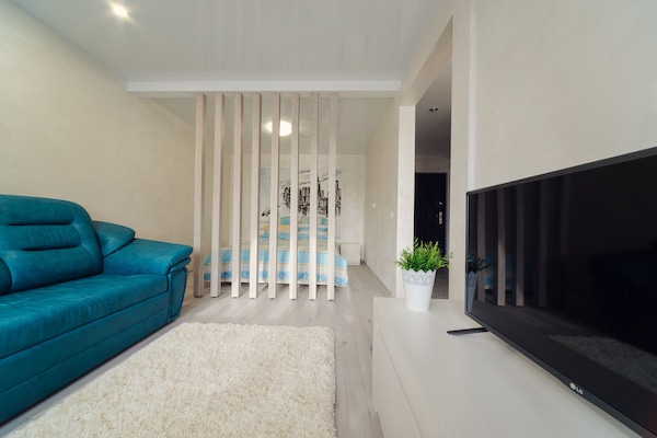 Apartamento Básico | Sala de estar | Televisor de ecrã plano de 42 polegadas com canais por cabo