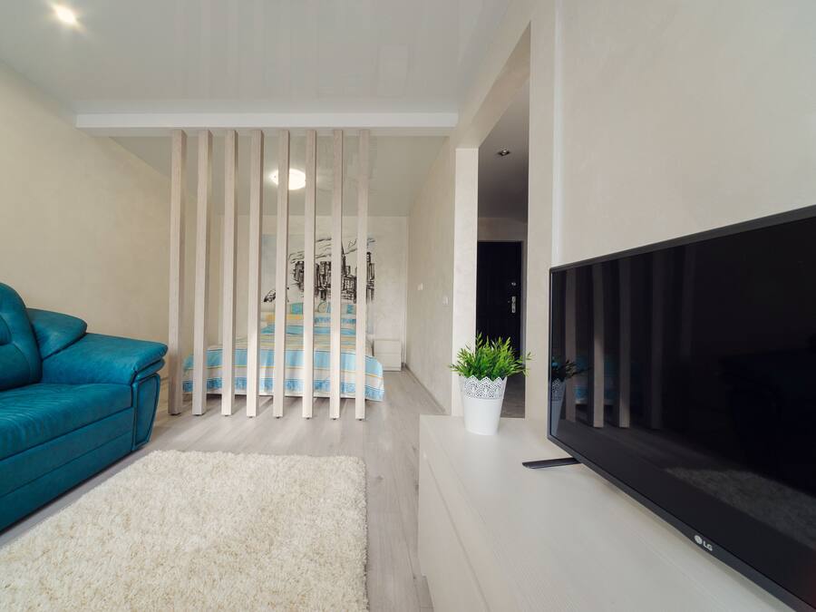 Apartamento básico | Área de estar | TV de tela plana 42 polegadas com canais a cabo