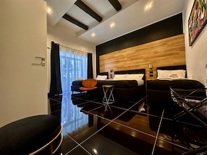 Quarto quádruplo luxo | Cofres nos quartos, escrivaninha, cortinas blackout