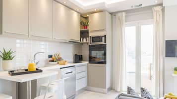 Apartamento Deluxe | Cozinha privada | Um frigorífico/congelador grande, um forno, uma placa de cozinha