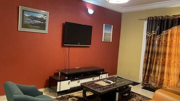 Apartamento superluxo | Área de estar | Smart TV 36 polegadas com canais a cabo