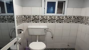 Produtos de toalete grátis, chinelos, toalhas de banho, sabonete