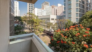 Um edifício alto com vista para um pátio e outros edifícios.