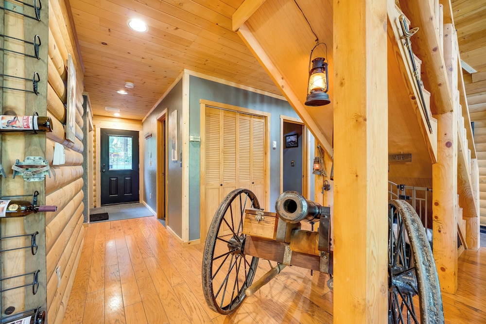 Spacious Packwood Cabin W/ Hot Tub - Near River - Packwood, WA