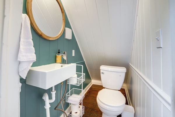 Family-friendly Jackson Home W/ Sunroom: Near Golf - Jackson, MI