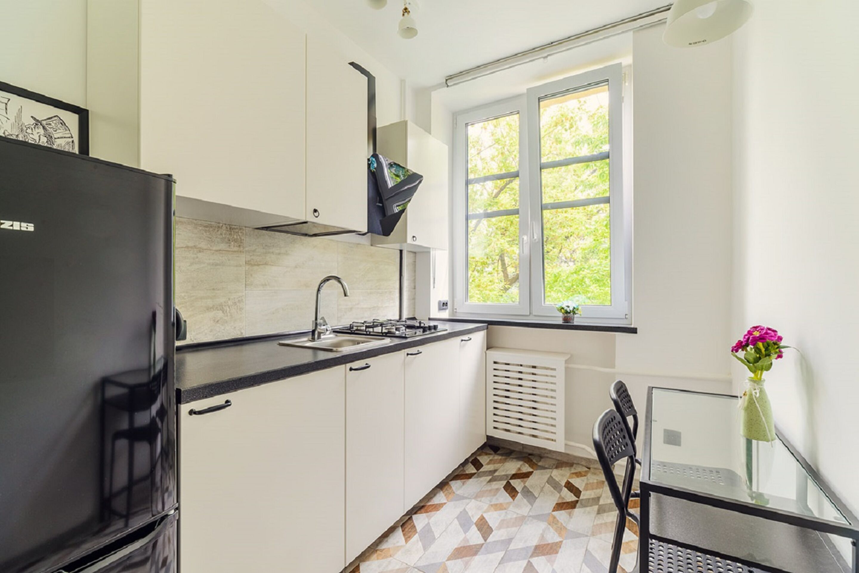 Apartamento Básico | Cozinha privada | Um frigorífico/congelador grande, uma placa de cozinha 