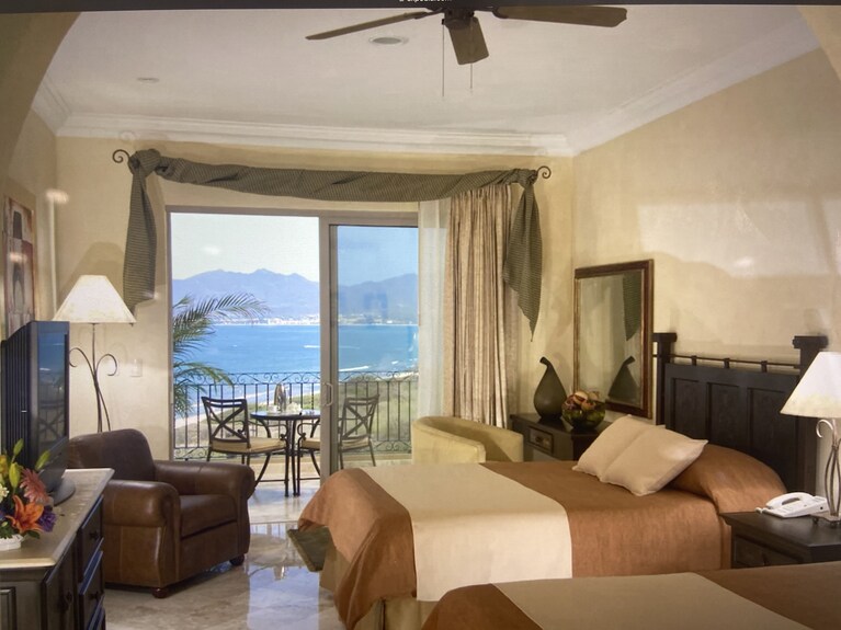 Located Next To Bursios \N - Nuevo Vallarta