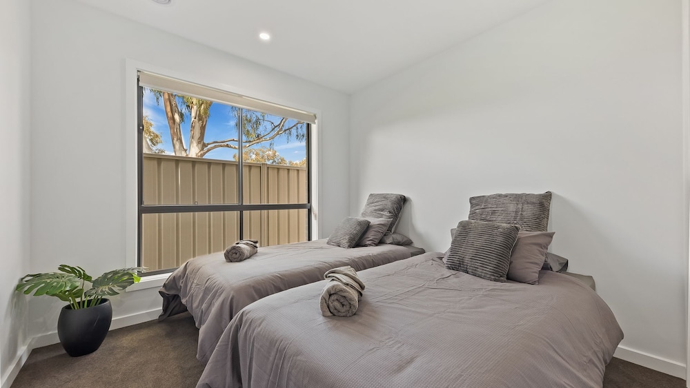 Rosella Retreat short walk to Lake Mulwala and the main street of ...
