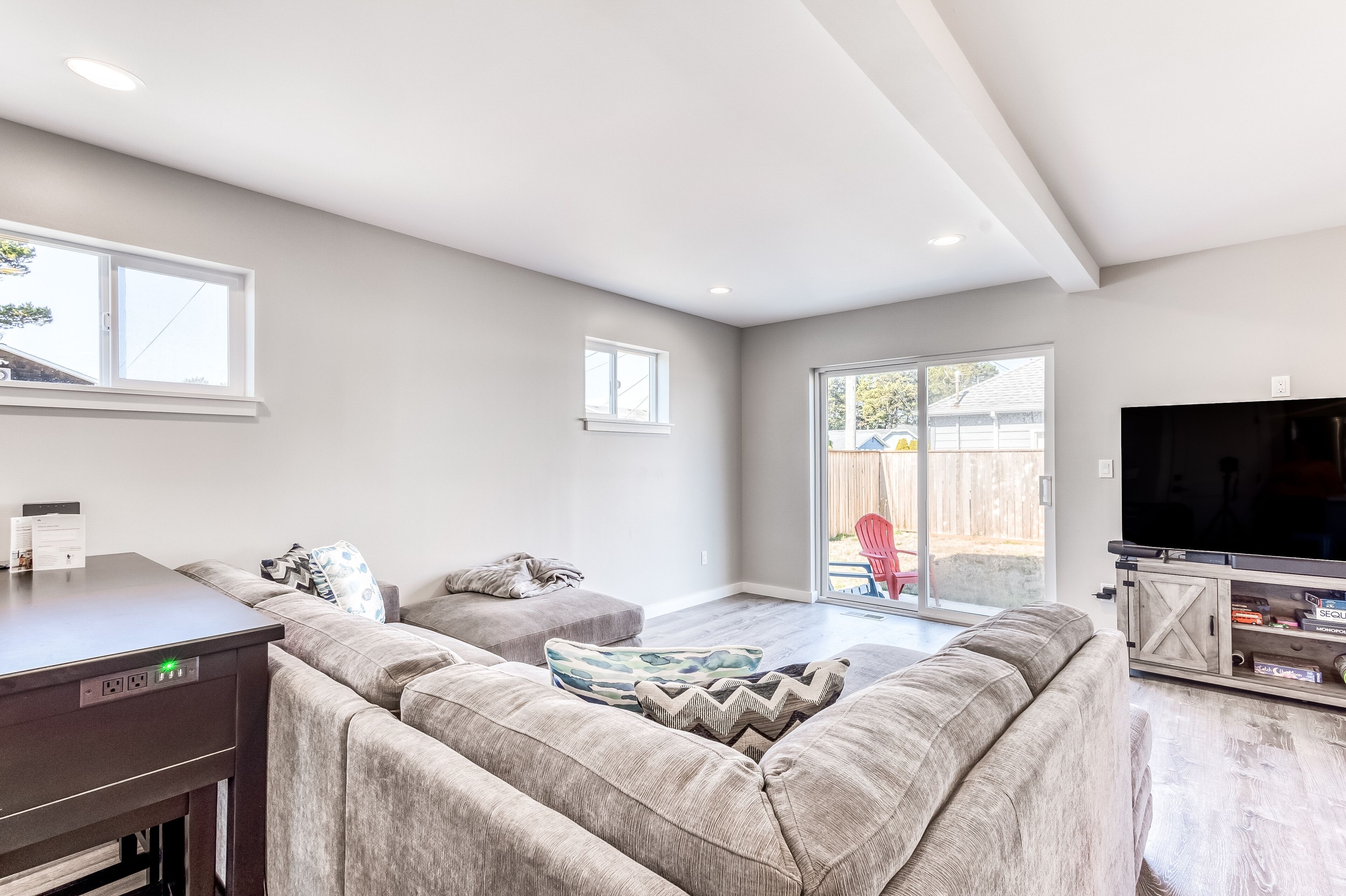 Modern Home With Fenced Yard, 4 Blocks From The Beach & Downtown - Seaside, OR