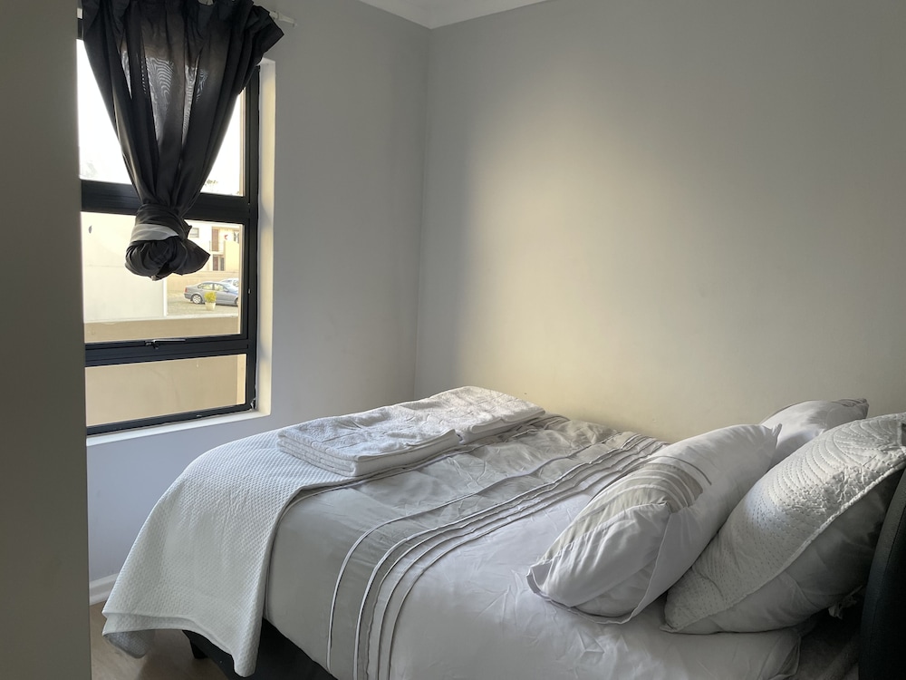 On A Golf Course, Mountain Views, 5 Min Drive From The Beach And 7 For Hiking - Somerset West