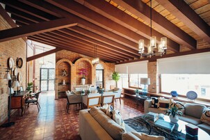 Loft Premium, 2 quartos, não fumadores, vista para a montanha | Sala de estar | Smart TV de 32 cm com canais por cabo, livros 