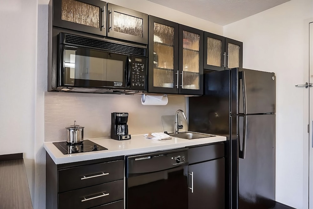 Suite Life In Naperville's Prime Location! W/ Private Full Kitchen! Pets Allowed - West Chicago, IL