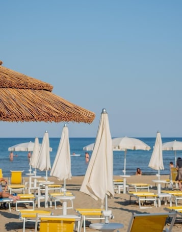 Uma praia privada, praia de areia branca, espreguiƧadeiras