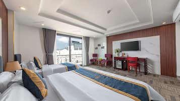 Quarto Triplo Premier | Roupa de alta qualidade, secretária