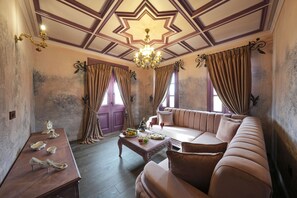 Suíte design | Área de estar | TV LCD 30 polegadas com canais via satélite, pisos aquecidos