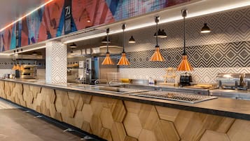 Café da manhã, almoço e jantar; culinária internacional