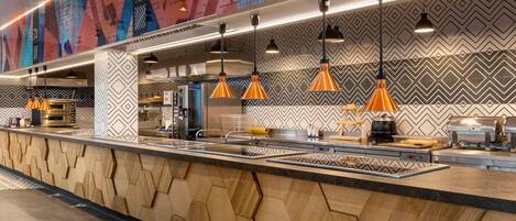 Café da manhã, almoço e jantar; culinária internacional