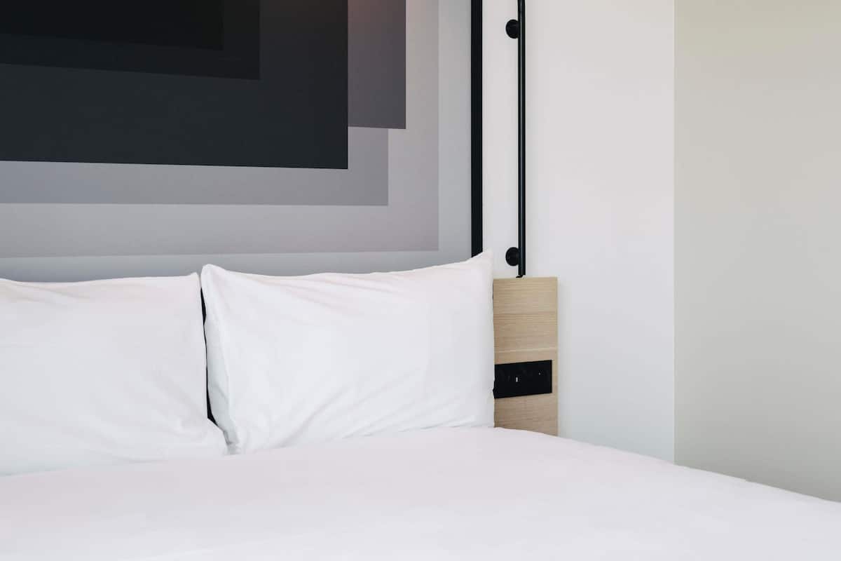 Quarto Standard, 1 cama de casal | Secretária adequada para computadores portáteis