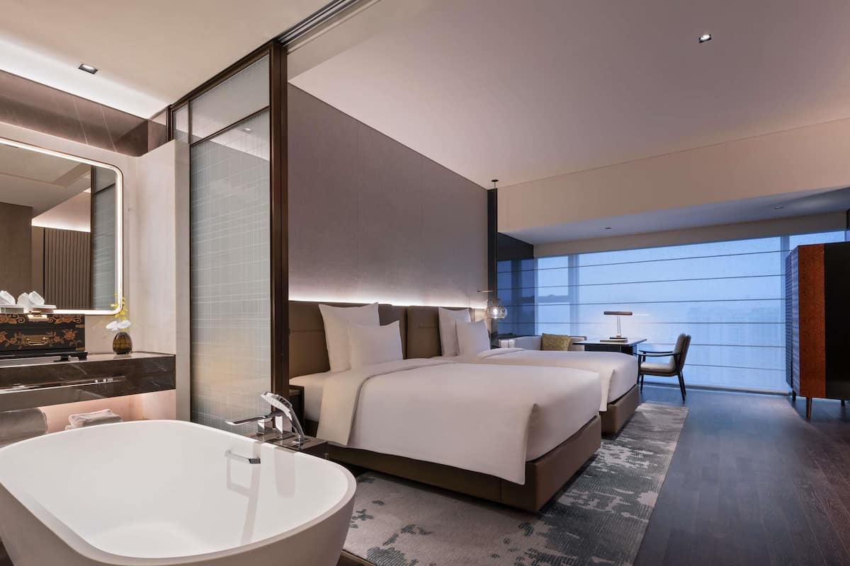 Quarto superior, 2 camas de solteiro, vista para a cidade | Roupas de cama premium, frigobar, cofres nos quartos, escrivaninha