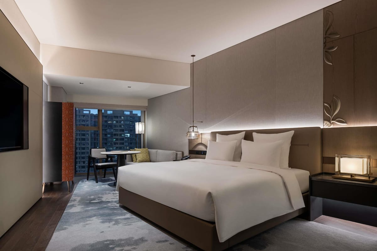 Quarto clássico, 1 cama King, vista para a cidade | Roupas de cama premium, frigobar, cofres nos quartos, escrivaninha
