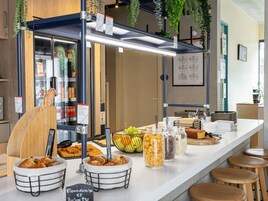 Pequeno-almoço tipo buffet diário mediante uma taxa