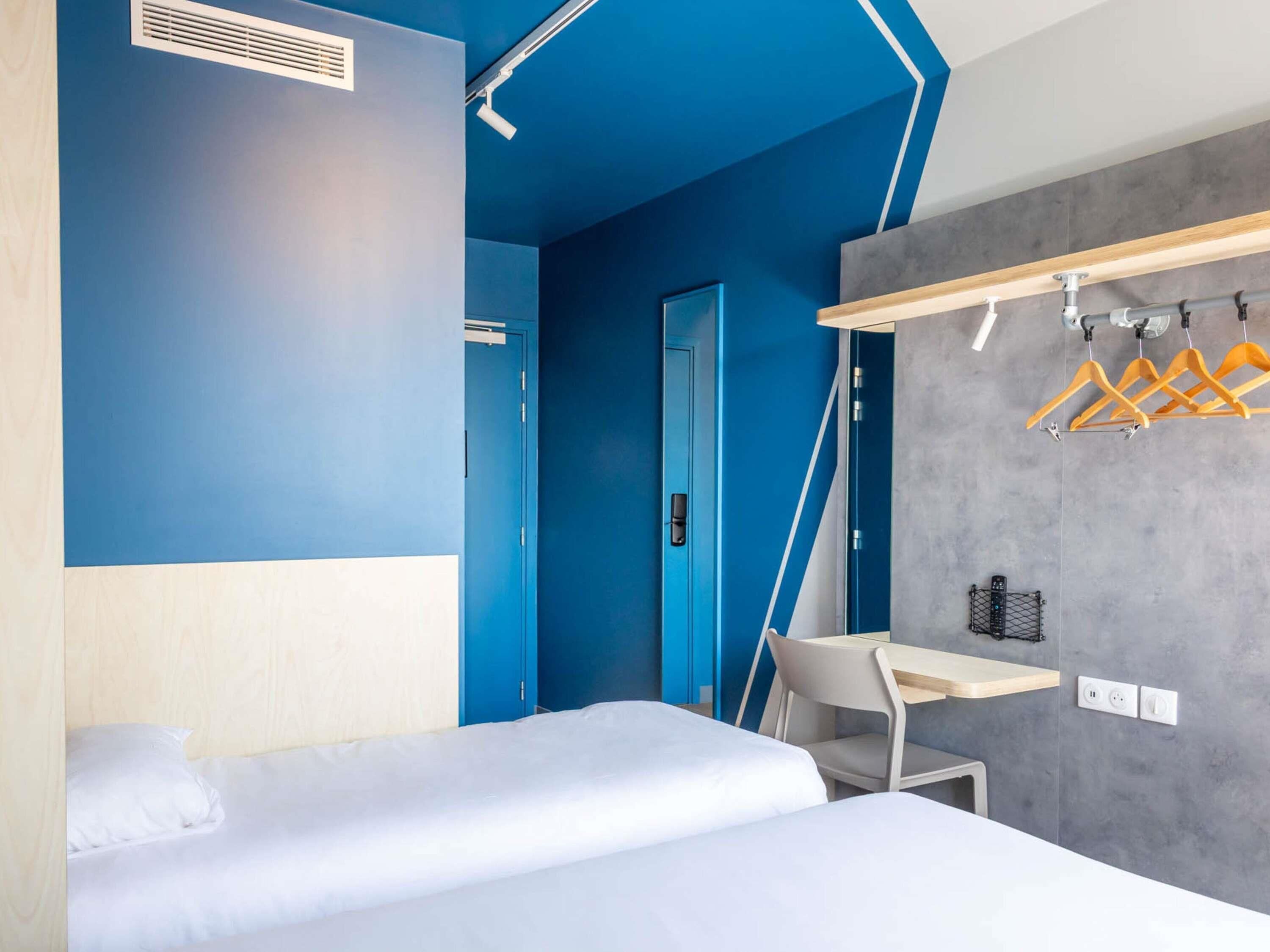 Quarto standard, várias camas | Escrivaninha, quartos à prova de som, ferros/tábuas de passar roupa