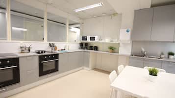 Quarto Triplo Básico | Cozinha privada | Minifrigorífico, um micro-ondas, uma cafeteira/bule
