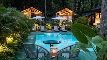 Piscina externa, funciona das 8h às 21h, guarda-sóis, espreguiçadeiras