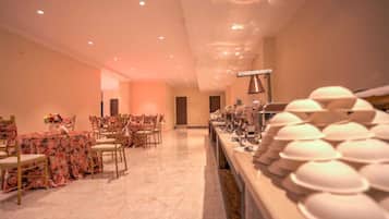 Pequeno-almoço tipo buffet diário mediante uma taxa