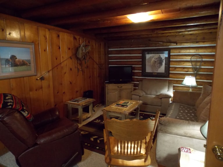 The White Buffalo Rustic Cabin Located In The Middle Of West Yellowstone, Mt - Montana