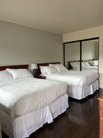 Quarto solteiro standard, 2 camas de casal | Wi-Fi de cortesia, roupa de cama