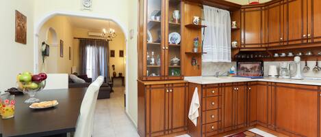 Apartamento Cidade | Cozinha privada | Um frigorífico/congelador grande, um forno, uma placa de cozinha