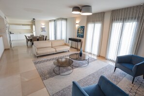 Apartamento, 3 quartos, varanda | Sala | Televisor