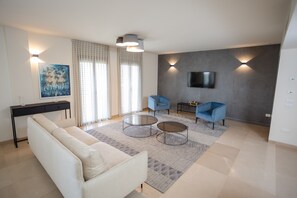 Apartamento, 3 quartos, varanda | Sala de estar | Televisor