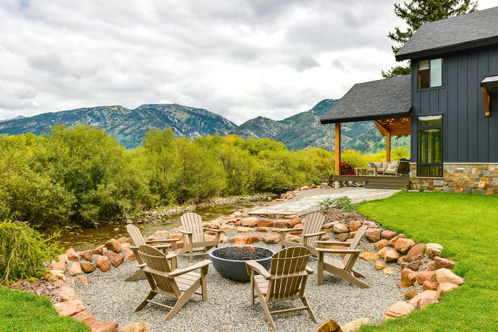 Modern Turnerville Cabin W/ Hot Tub & Scenic Views - Wyoming