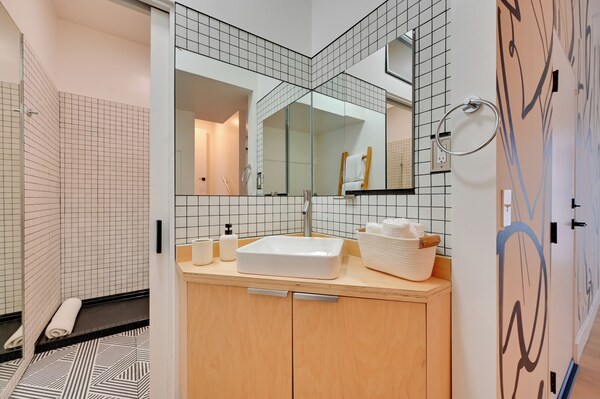 Rooftop W/ Views: Modern Little Italy Townhome - Gaslamp Quarter - San Diego