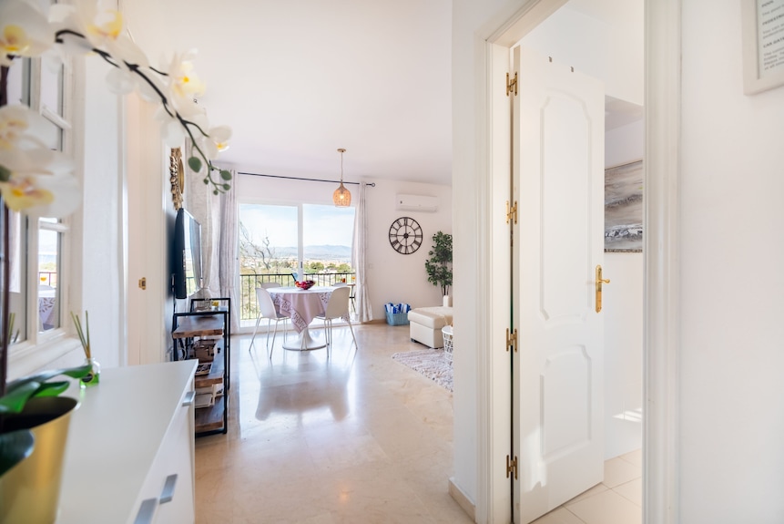 Spacious Condo With Sea View, Walking Distance To The Beach, Pool, Parking, Wifi - Manilva